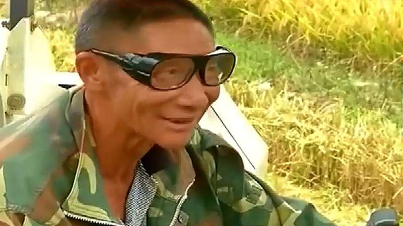 男子的水稻基地,雇佣了不少贫困户,机械加工生态大米销量可观