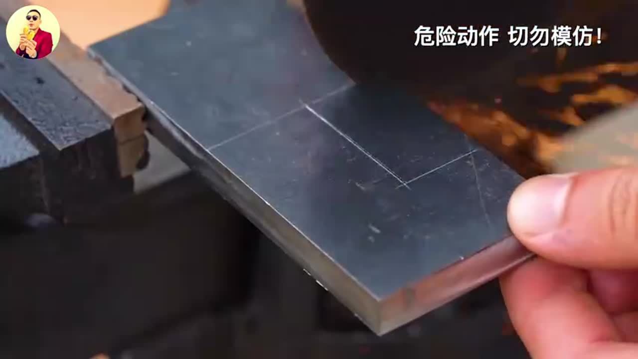 小伙新发明了一款卡钳,功能还真是强大啊,脑瓜太聪明了