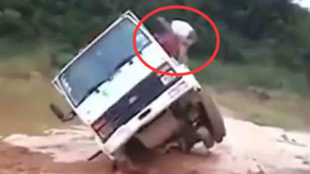 卡车侧翻老司机神反应逃生