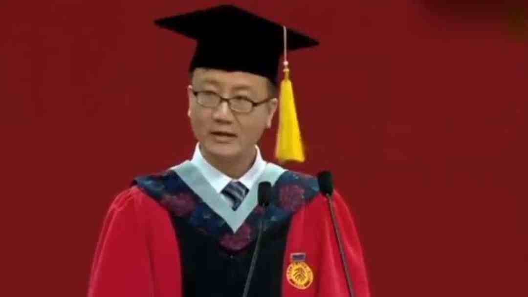 北大教师毕业典礼上演讲:引起全场共鸣,现场掌声不断,很是精彩