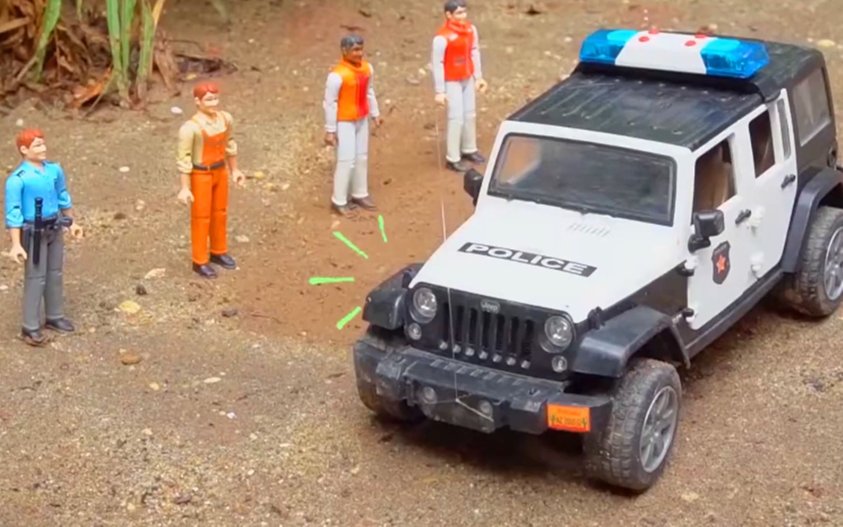 儿童玩具车表演:警察驾驶警车巡逻,医生开动救护车救治病人!