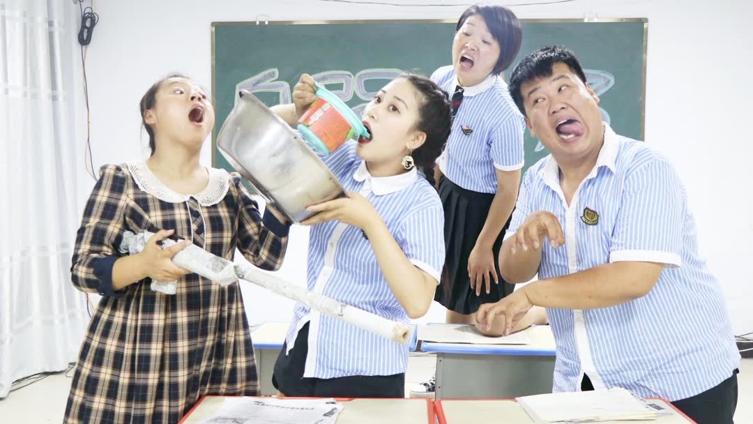 老师问学生AWM是什么,答对奖自热麻辣烫,没想女同学直接端盆吃