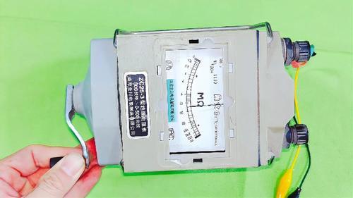 兆欧表本来就是一个发电机,很多维修电工天天用,还不知道能发电