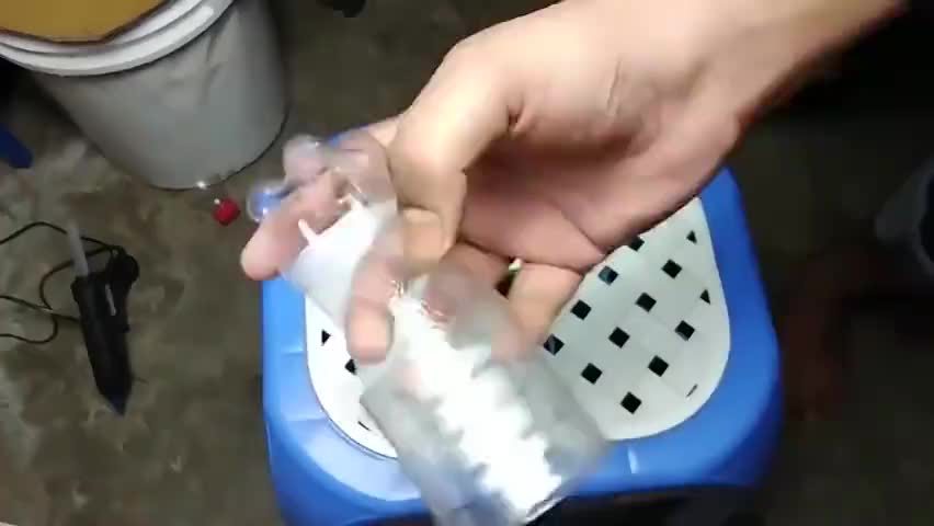 用水桶和矿泉水瓶做捕鼠器,让老鼠自己上当,很厉害!