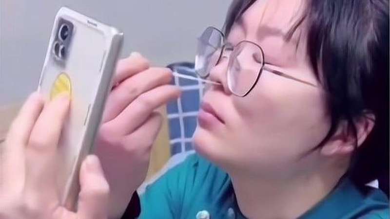 河南一医护用自己练习鼻拭子采集,为避免被采集人员痛苦