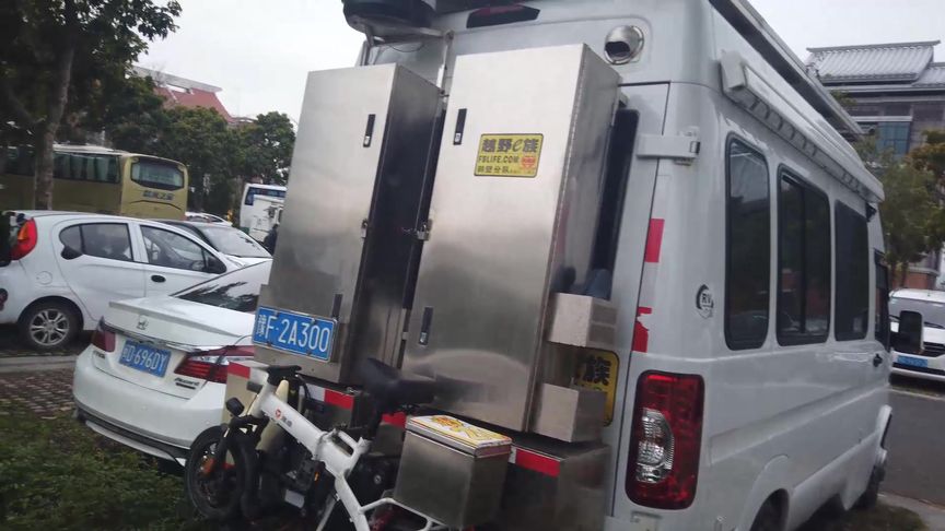 一辆纯粹自己设计自己施工,打造出自我满意的依维柯无中门房车