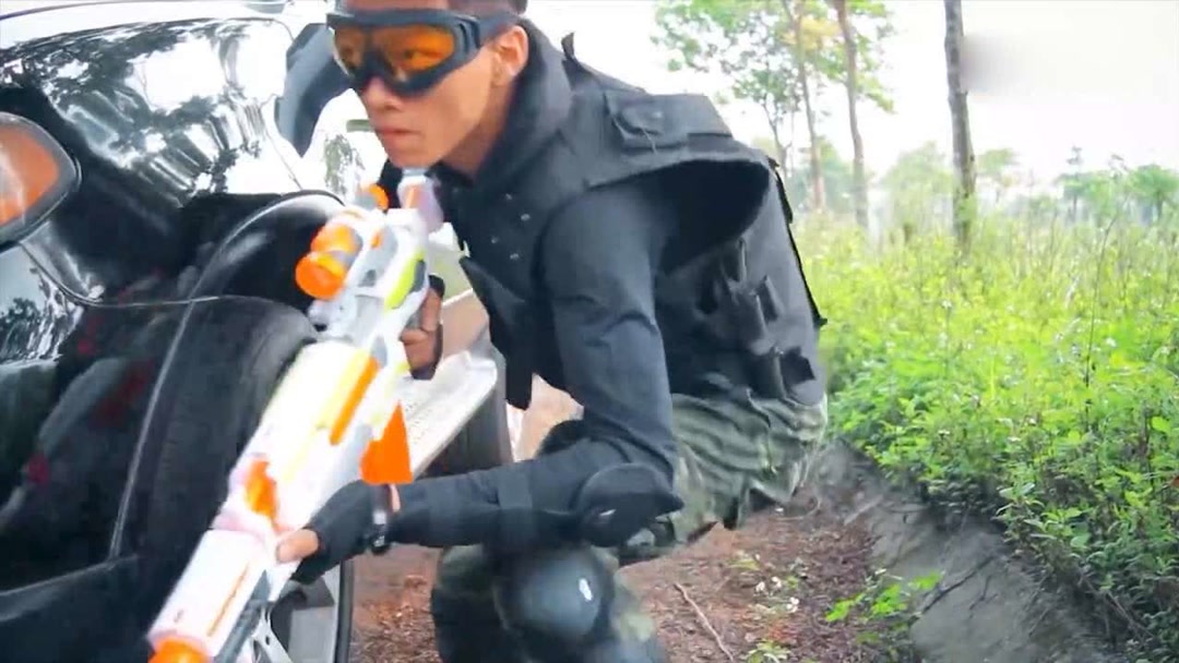 搞笑CS枪战系列-美女走单打野被擒捉