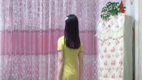 简单的广场舞新歌,大姐在家研究了一套舞蹈动作,简单易学没脑子也能...