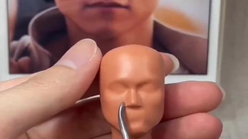 高手在民间,手艺人用橡皮泥雕刻彭于晏,感觉跟本人没什么区别