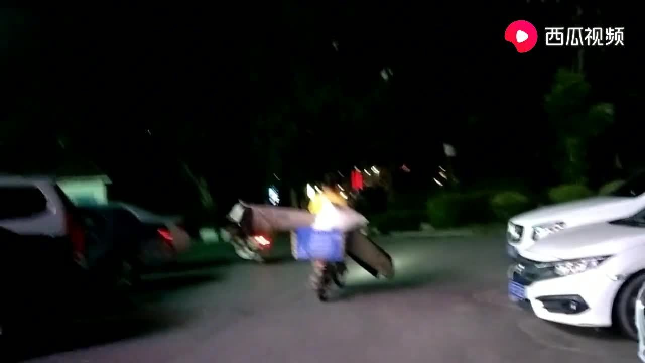 为了弟弟载货骑行,小伙模仿行车记录仪的拍法,一路又紧张又刺激