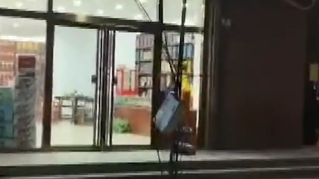 保定:多地人行便道现“拦路虎”,行人安全谁来管一管?