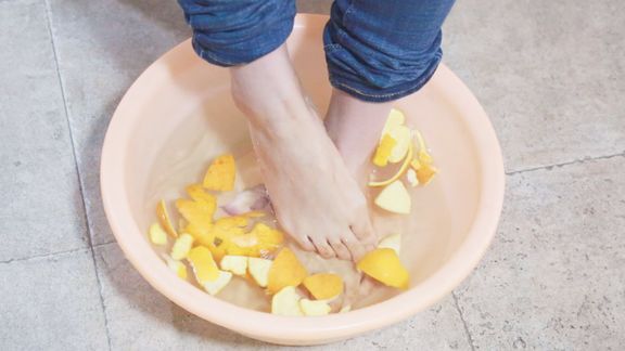 冬天用桔子皮泡水,洗手再泡脚,可以防止皮肤干裂