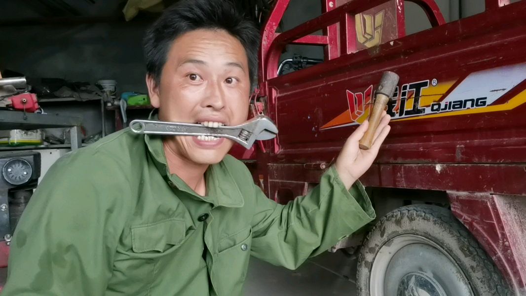 农民自己动手更换刹车片,准备换个新的,拆开一看里面竟然是这样