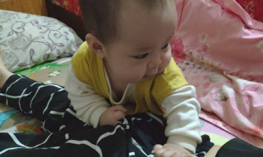 妈妈做仰卧起坐,小宝宝主动帮忙按腿,太懂事了