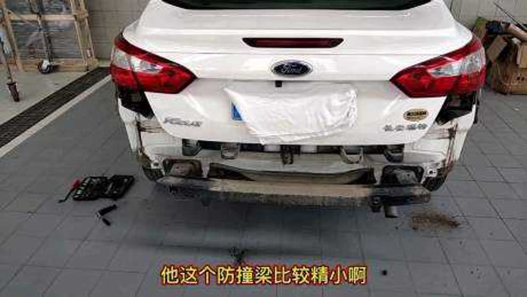 在大众4s店里更换福特福克斯的后杠,也可以买到原厂配件哦!