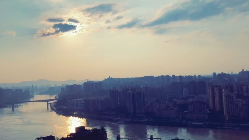 从你的全世界路过拍摄地:今天的重庆,洪峰过后,天气炎热。