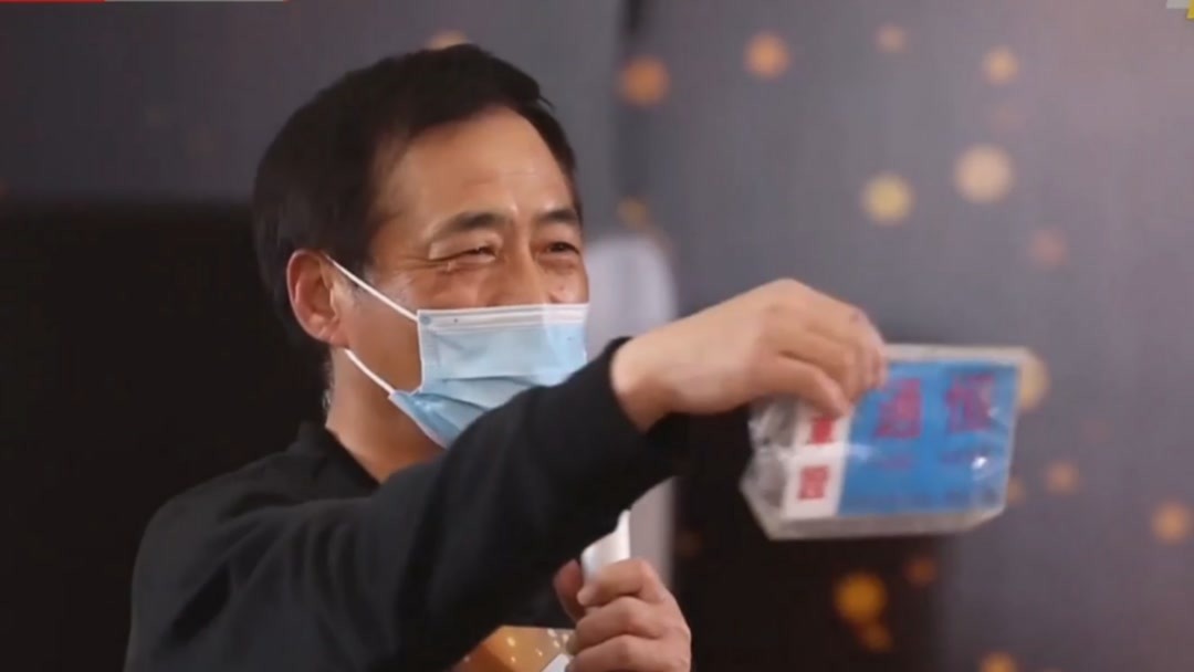 大叔拿出以前的停车证,但原产权单位撤离,车位属业主共有