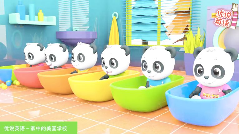六只可爱的熊猫宝宝洗泡泡浴 家中的美国学校