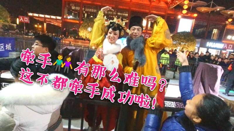 不倒翁小姐姐表演现场观众太多,这场面真火爆和“明星”有一拼