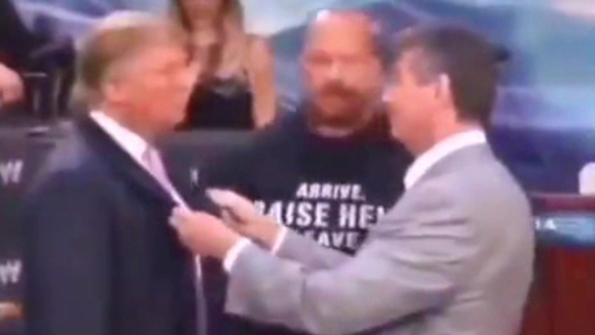 美国总统特朗普有多牛逼?一眼神不对上去就一耳刮子,狠人哦