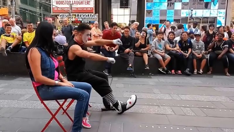 街头小丑滑稽的表演真是太搞笑了…