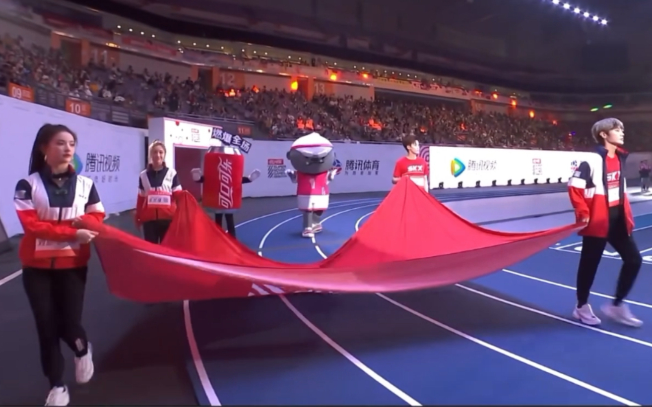 王艺瑾刘些宁任豪刘也担任本届超新星运动会的护旗手!