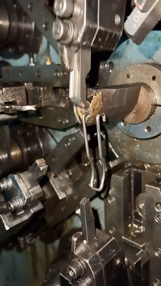 慢动作生产卡簧过程