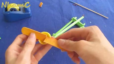 制作一个橡皮筋动力纸车玩具