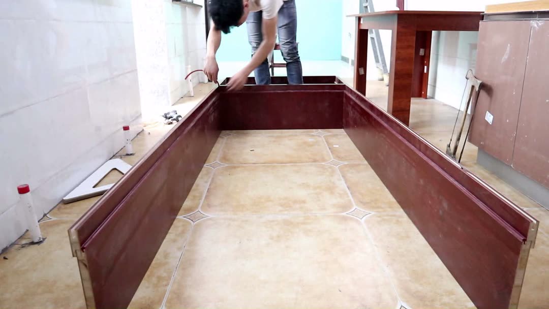 安装带窗户的钢木门套,套板接缝处才是关键,不看还真不知道