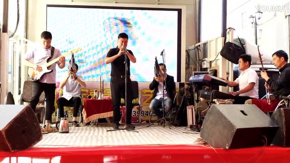 民间唢呐班小伙管子演奏,吹的婉转动听,技术一流