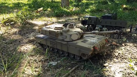 开会讨论,接下来伏击谁?#模型 #一切随我变 @抖音小助手