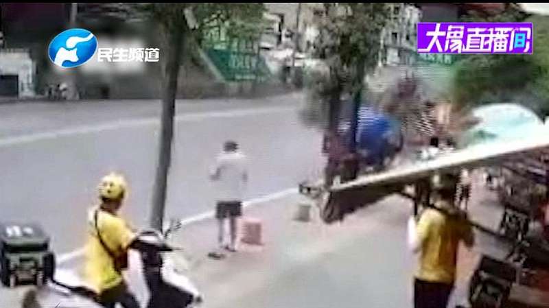 货车载满木材,翻车砸向路人