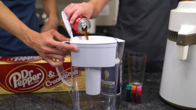 老外将可乐倒进蒸馏器中,能得到蒸馏水吗?网友:真浪费啊