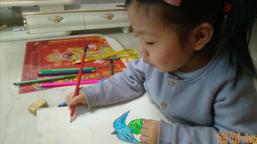 上网课老师教小燕子简笔画,没想5岁宝宝1分钟就完成了,真聪明