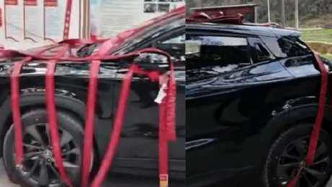 农村一台长安UNI-T,车身挂满了"鞭炮",车主欲点燃庆祝!