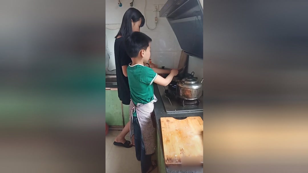 抓拍到这一幕15岁的女儿带10岁儿子在厨房烧饭忙碌的场景,想说:忙...