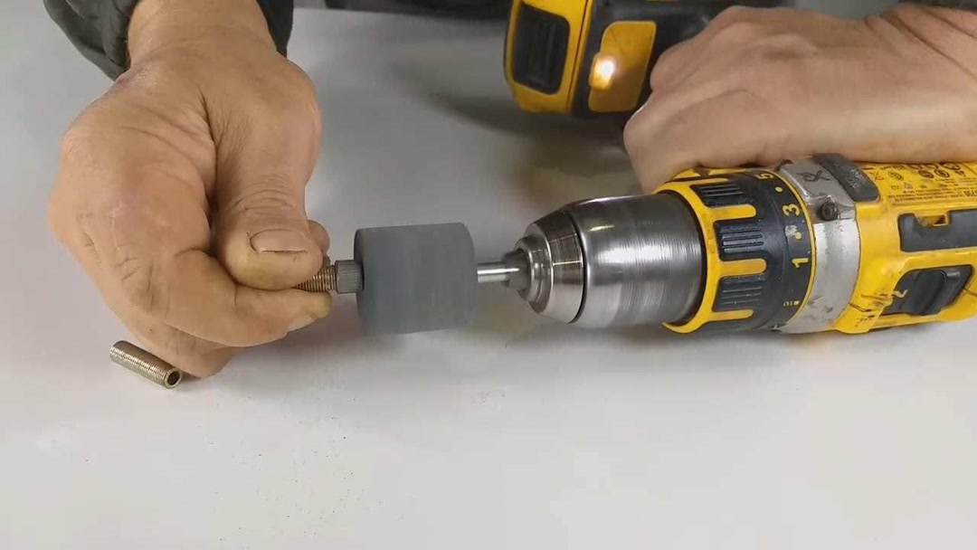 电钻既要排孔又要打螺丝钉,来回拆卸很麻烦,老师傅一招搞定