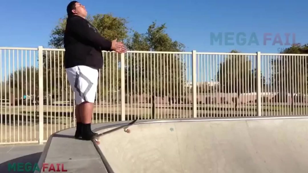 搞笑:妖娆钢管舞小哥大秀舞技