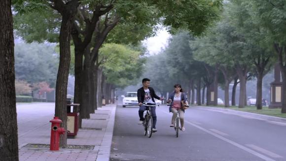发现了跟踪的人,又想拿起砖头砸人
