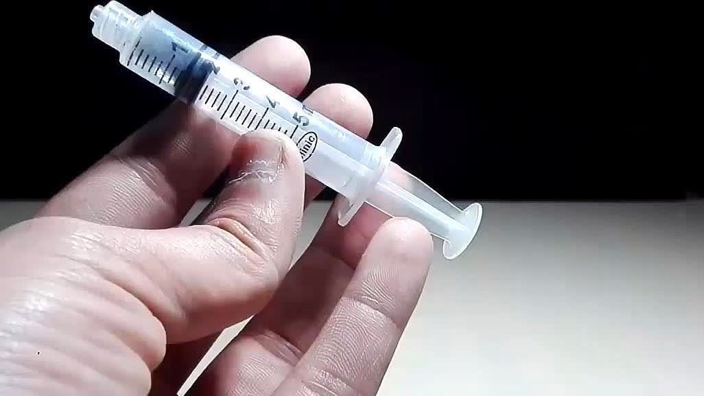 趣味科学小发明:没想到注射器还有这作用,太聪明了!