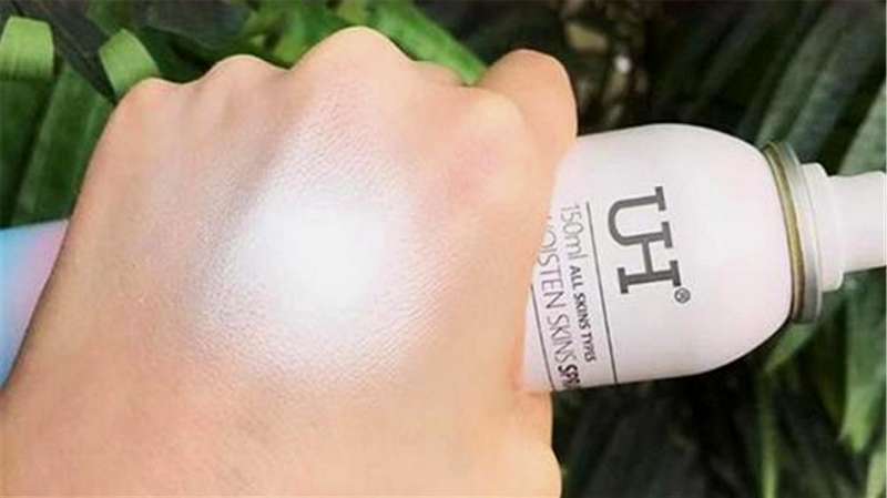 先涂隔离霜还是先喷防晒喷雾?要搞清楚这1步,不然脸油还暗沉