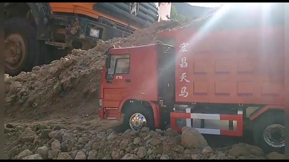 手工制作RC模型重卡遥控车,国产拖头1/14豪沃大卡车盘山公路作业