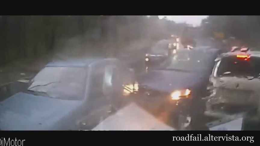 雨天行车要注意安全,不然就像视频里面那么惨烈了