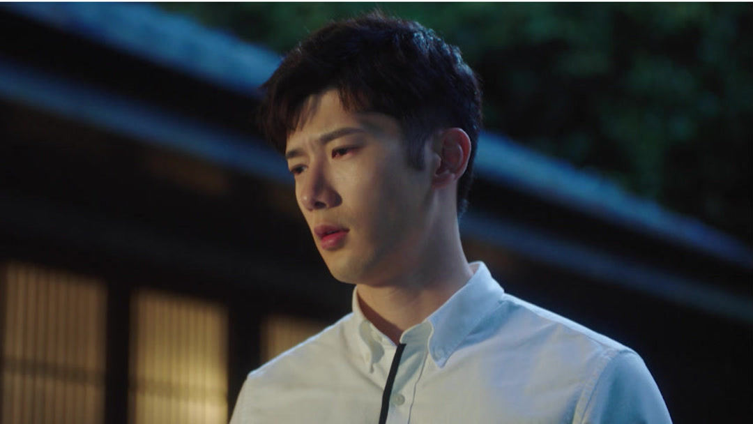 《嘉人本色》年孟宇回到酒店 嘉嘉一直在摆弄玫瑰花