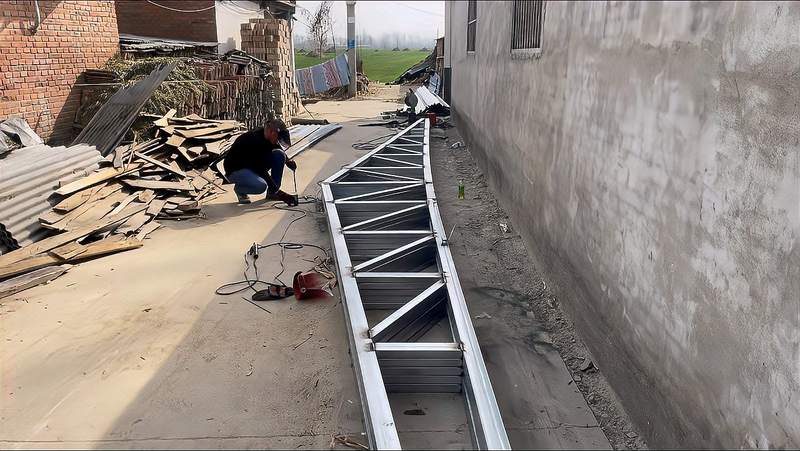 钢结构人字梁除锈过程,就这样随便刷点漆,凑合着完活