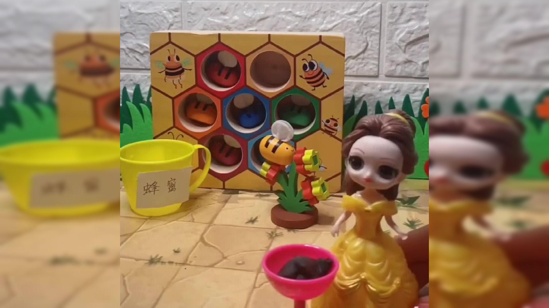 贝尔听说白雪喝蜂蜜,她在蜂蜜里加料,结果小白雪中毒了!