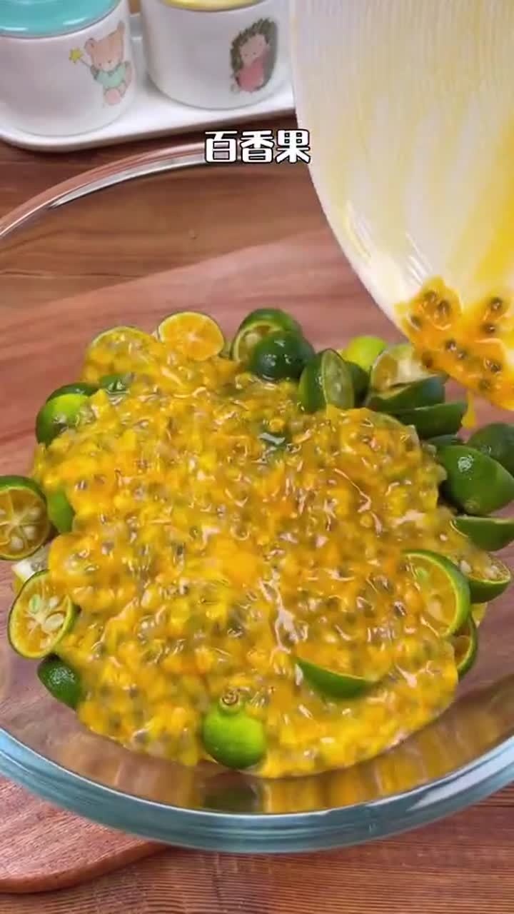 天热孩子不爱喝水,试试自己做一点百香果柠檬水,孩子.