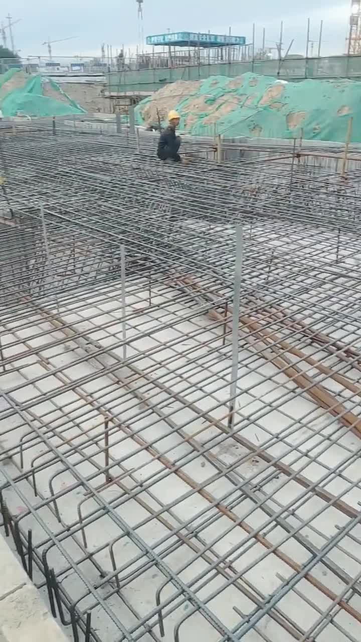 建筑物楼板钢筋绑扎及水电线管暗埋敷设施工现场
