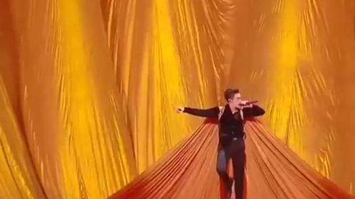 天猫双十一晚会上,张艺兴巨型黄金披风唱威亚,场面真是燃炸了