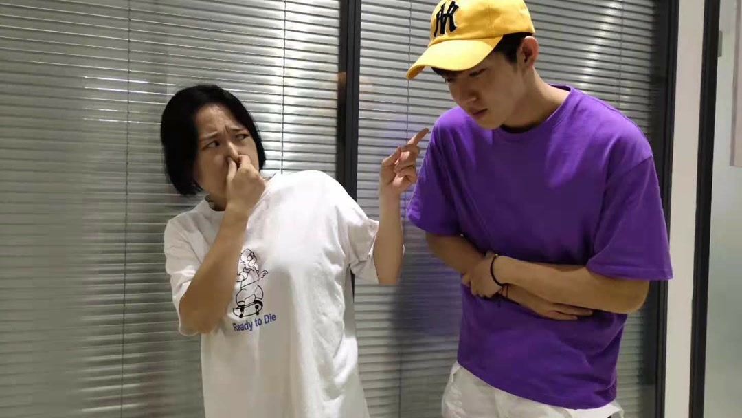 小伙闹肚子,不停在电梯里放屁,被美女拆穿后还不承认,太搞笑了